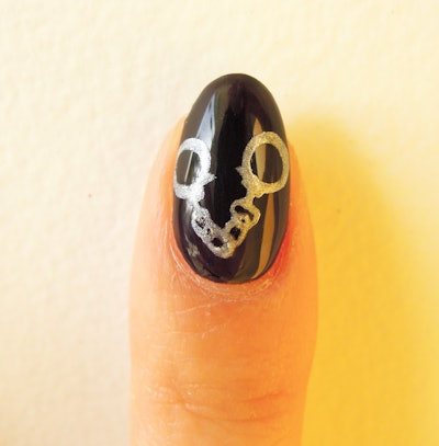 how to draw a skull on nails